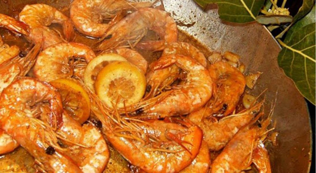 Camarão com alho e whisky. Um petisco delicioso e rápido de preparar!